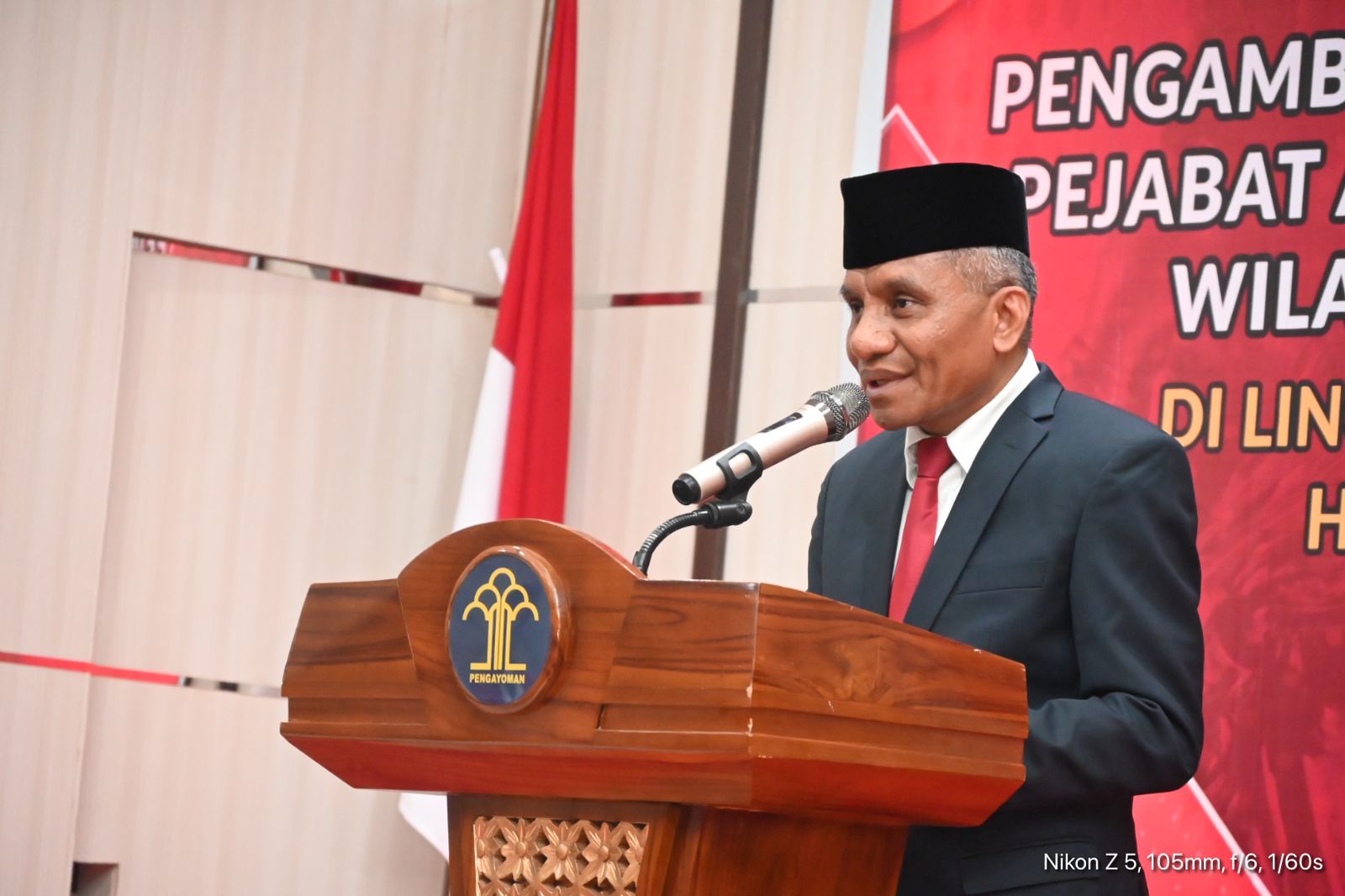 Kakanwil Kemenkumham Sultra Lantik 1 Pejabat Administrasi, 5 PPNS dan 31 Notaris